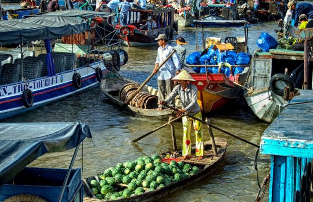 Navigating the charms of Cai Rang Floating Market - Handspan Travel ...